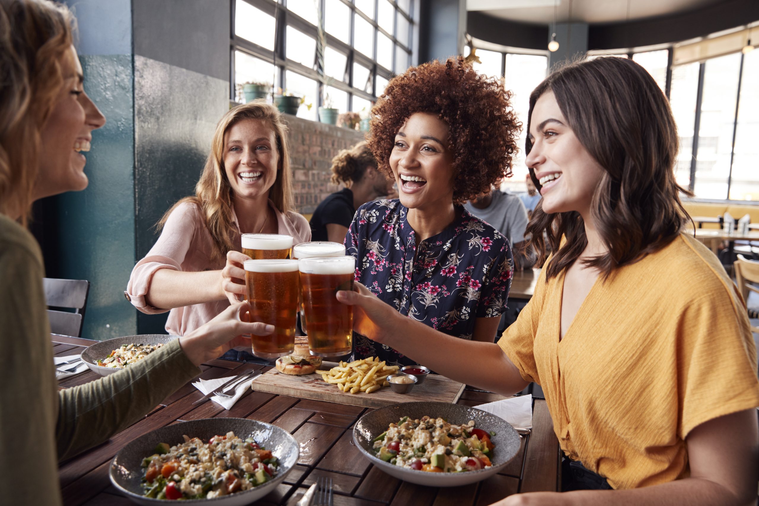 Ingerir bebidas durante a alimentação: sim ou não? - Saúde Minuto